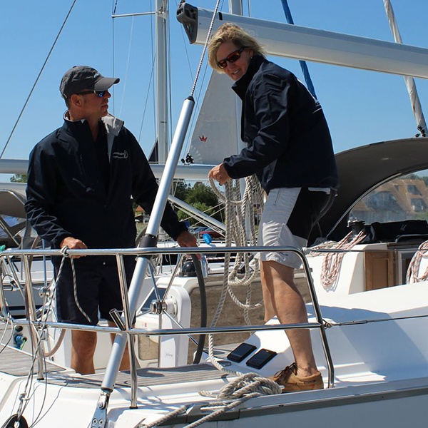 Maßgeschneiderte Skippertraining für sichere Yachtmanöver